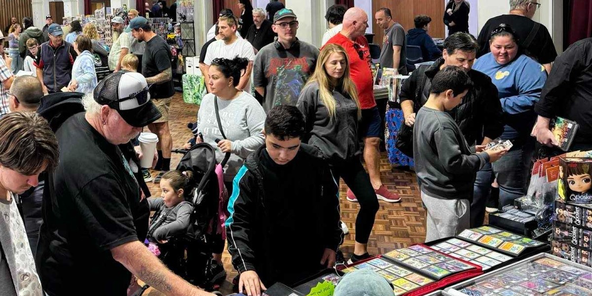 Hundreds flock to comic book fair - K ROCK 95.5