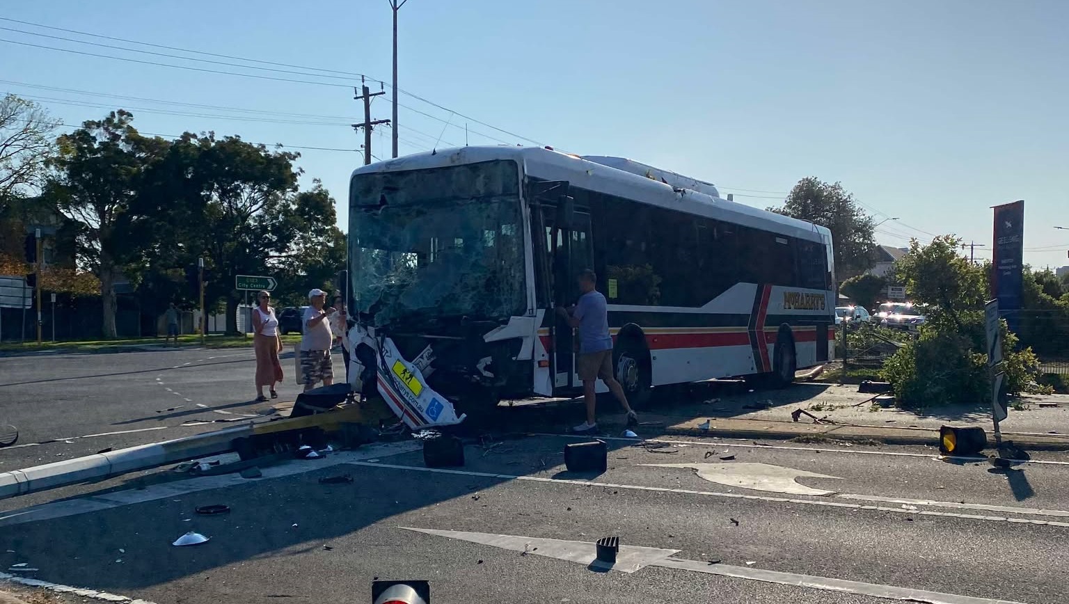 Four hospitalised after nasty bus crash - K ROCK 95.5